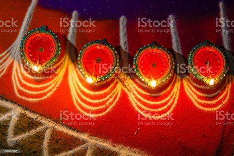 인도 축제 디왈리의 축하 화려한 랑골리에 불이 오일 램프 0명에 대한 스톡 사진 및 기타 이미지 0명 기도하기 디야 램프 Istock
