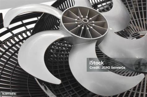 효율적인 작동을 위한 유지 보수 및 청소의 중요성을 강조하는 팬 블레이드의 세부 사항 최적의 성능을 보장하기 위해 정기적인 교체 및 먼지 제거에 대한 개념과 필요성 깨짐에