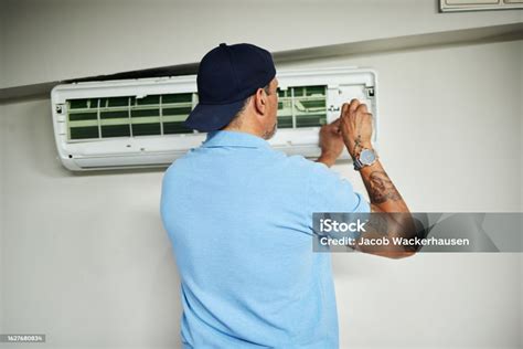 기계 Ac 수리 및 유지 보수 환기 또는 전원을 위한 사람과 드라이버가 있는 에어컨 기술자와 함께하는 엔지니어링 전기 및 검사 및 전기 기술자 및 계약자를 위한 도구 50