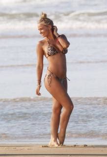 Lara Worthington Page 2 Pictures Naked Oops Topless Bikini Video