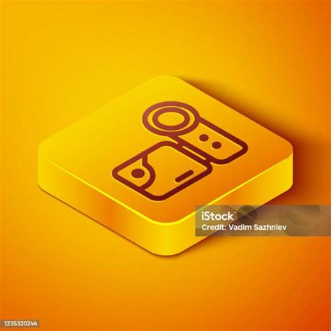 주황색 배경에 격리된 아이소메트릭 라인 시네마 카메라 아이콘입니다 비디오 카메라 동영상 기호입니다 필름 프로젝터 노란색 사각형 버튼입니다 벡터 일러스트레이션 0명에 대한