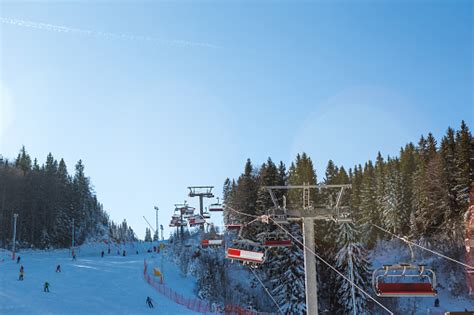 산에서 아름다운 화창한 날 태양은 6 인승 스키 리프트로 빛납니다 케이블카 아래에는 스키 슬로프와 스키 소나무 숲이 있습니다 0명에 대한 스톡 사진 및 기타 이미지 Istock