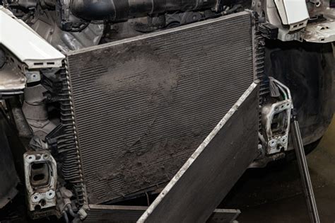 차량 수리점에서 먼지와 이물질이 막힌 알루미늄 엔진 라디에이터로 인해 공조 시스템 및 엔진 냉각의 오작동 후 차량의 정기적인 유지 보수 및 수리 검은색에 대한 스톡 사진 및
