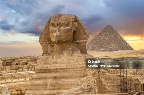 훌륭한 스핑크스와 피라미드 이집트 카이로 이집트 피라미드 그레이트 스핑크스 실루엣이 있는 풍경은 고대의 상징과 이집트의 랜드마크를 황금빛 햇살에 따라 볼 수 있습니다 기자
