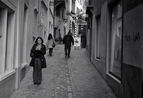 무료 이미지 검정색과 흰색 사람들 도로 화이트 거리 사진술 골목 어둠 검은 단색화 가로 사진 Bw 솔직한 여자들 하부 구조 스위스 스냅 사진