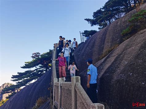 黄山回应网传十分钟走1米游客打卡拍照造成拥堵造成短时通行缓慢 黄山市 新浪新闻