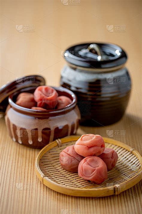 酸梅。日本盐梅子和梅竹罐。日本传统食物。