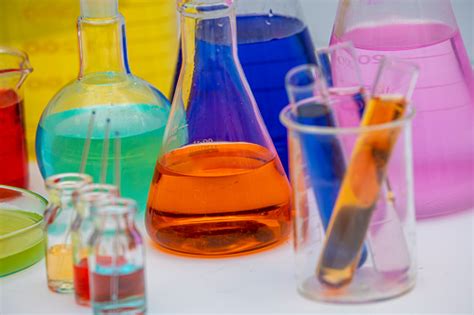 실험실 장비 유리 튜브 플라스크 에렌마이어 비커 페트리 접시 풍선 및 기타 화학 및 의학 실험실 측정 장비 과학 실험 또는