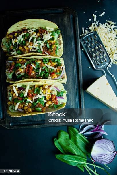 나무 판에 돼지 고기 치즈 옥수수 양파와 허브멕시코 타코의 사진 소스 케첩과 고추 검은 색 배경입니다 측면 뷰 0명에 대한 스톡 사진 및 기타 이미지 Istock