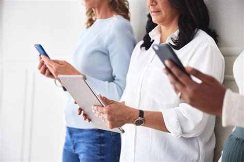 소셜 미디어 인터넷 및 모바일 앱에서 벽으로 채팅하는 기술을 가진 여성의 비즈니스 행 및 손 통신 네트워킹 및 태블릿 디지털 기술 및 스마트 폰의 여성 근로자 라인 30