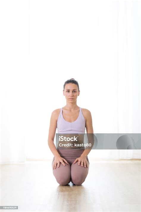 스튜디오에서 요가를 연습 하는 화려한 활동적인 스포티 한 젊은 여자의 초상화입니다 아름다운 소녀 연습 카팔 바티 호흡 화재 요가 포즈의 호흡 건강한 활동적인 라이프 스타일