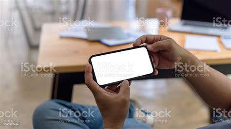 문자 메시지 또는 정보를 위해 스마트 폰 빈 흰색 화면을 들고있는 남자의 보기를 닫습니다 Brand Name Smart Phone에 대한 스톡 사진 및 기타 이미지