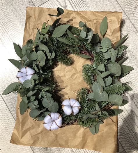 Рождественский венок из веток голландской ели листьев эвкалипта и коробочек хлопчатника