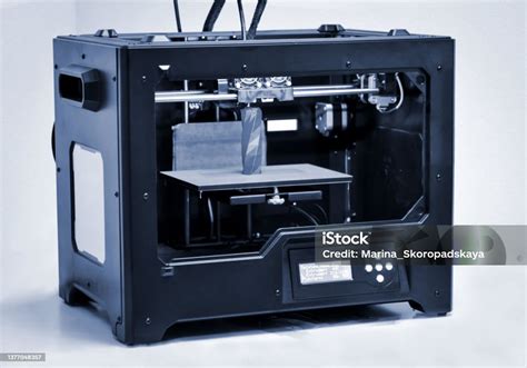 3d 프린터 작동 하 고 뜨거운 녹은 플라스틱에서 개체를 만듭니다 산업 혁명에 대한 스톡 사진 및 기타 이미지 산업 혁명 모던 양식 0명 Istock