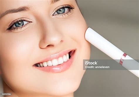 노화 방지 미용 및 미용 치료 제품 젊어짐 시술 및 스킨케어 루틴으로 피부 재포장을 위한 레이저 장치를 사용하는 여성 35 39