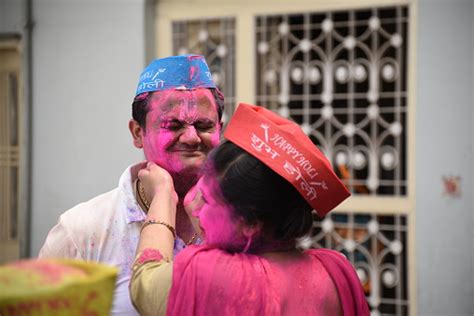 인도의 홀리 축제를 계기로 색채를 함께 연주하는 사람들 가루로 빻은에 대한 스톡 사진 및 기타 이미지 가루로 빻은 가족 공휴일 Istock