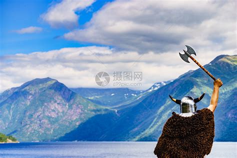 挪威峡湾岸边戴着头盔斧头的维京战士旅游旅游挪威峡湾海岸的维京战士高清图片下载 正版图片300887998 摄图网