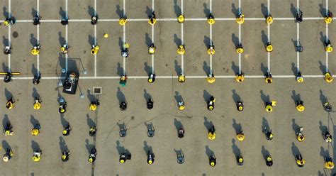 서로 거리를 두며