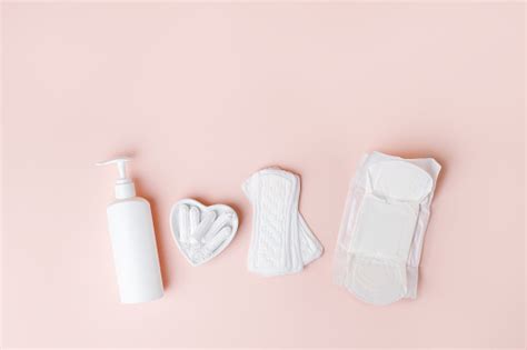 탐폰 여성스러운 위생 패드 분홍색 배경에 액체 친밀한 비누 중요한 날에 위생 관리 생리 주기 여성의 건강을 돌보는 것 월간 보호