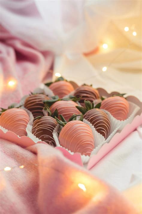 과자 기쁨 꽃 장식 낭만적인 단 것 달콤한 대접 달콤한 치아 디저트 디저트 플래터 딸기 딸기 디저트 럭셔리 럭셔리한 맛있는 먹을 수 있는