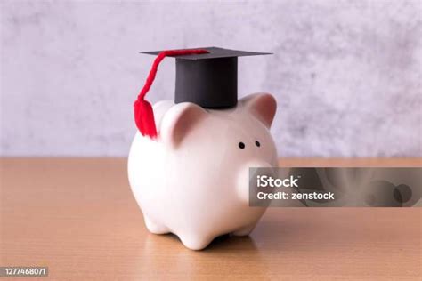 테이블에 돼지 저금통에 졸업 모자 교육 개념에 대한 돈을 절약 0명에 대한 스톡 사진 및 기타 이미지 0명 가격 개념 Istock