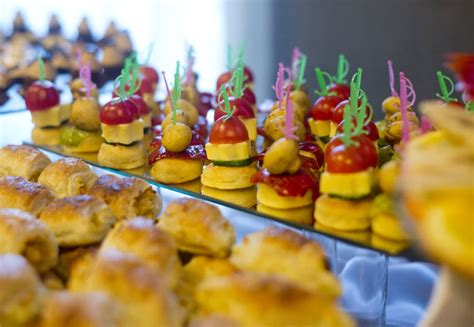 დელიკატო საკვები ადგილზე მიტანით ფურშეტი ლანჩი ყავაზე შესვენება კერძების ადგილზე მიტანა