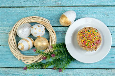 행복 한 부활절 나무 테이블에 계란을 그렸다 부활절 케이크러시아어와 우크라이나어 전통적인 Kulich 파스 카 부활절 빵 평면도