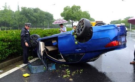 车辆遇到翻车怎么办?关键时刻能救你一命!搜狐汽车搜狐网 车辆遇到翻车怎么办?关键时刻能救你一命!搜狐汽车搜狐网