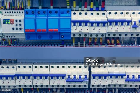 산업용 유통 퓨즈보드 안전 차단 장치 전기 토글 스위치 톤조에서 전력 선의 케이블 연결 0명에 대한 스톡 사진 및 기타 이미지 Istock