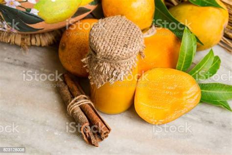 신선한 과일과 홈메이드 망고 잼 그리고 슬라이스 망고 계 피는 백색 대리석에 막대기 0명에 대한 스톡 사진 및 기타 이미지 0명 건강한 생활방식 건강한 식생활