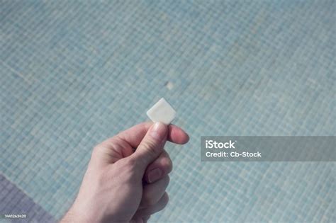 배경에 작은 구멍이 있는 빈 석기 웅덩이에 손으로 잡고 있는 흰색 타일의 클로즈업 오래된에 대한 스톡 사진 및 기타 이미지 오래된 호텔룸 관리 직원 건조한 Istock