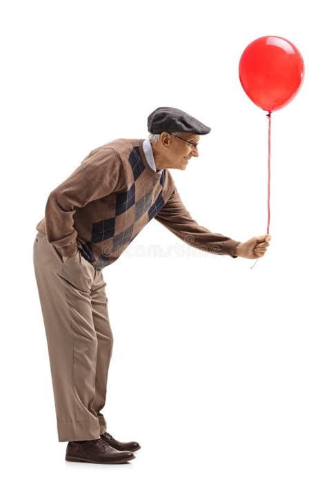 Älterer Mann Der Einen Roten Ballon übergibt Stockbild Bild von zurückgezogen person