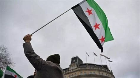 علم الثورة السورية يرفرف فوق مبنى سفارة سوريا في موسكو صوت المغرب