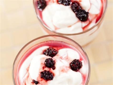 Рецепта на Цедено Кисело Мляко С Малини И Сирене Маскарпоне от