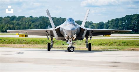 활주로에 있는 전투기 사진 Unsplash의 무료 항공기 이미지