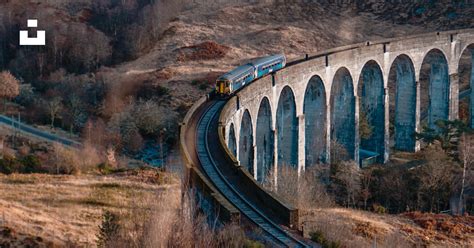 산속의 다리 위를 여행하는 기차 사진 Unsplash의 무료 자동차 이미지