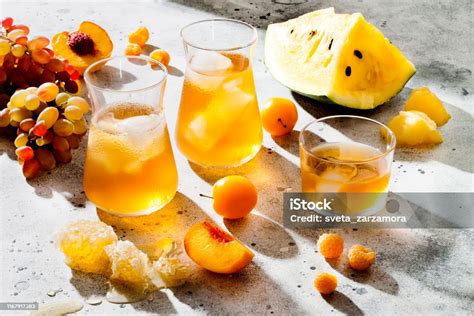 상쾌한 복숭아 아이스 티 또는 레모네이드를 안경에 여름 노란색 과일 칵테일 하드 라이트 가혹한 그림자 아이스 티에 대한 스톡 사진 및 기타 이미지 Istock