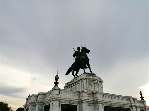 คนอยุธยา สมเด็จพระนเรศวรมหาราช มีพระนามเดิมว่าพระนเรศ หรือ พระองค์ดำ เป็นพระราชโอรสในสมเด็จ