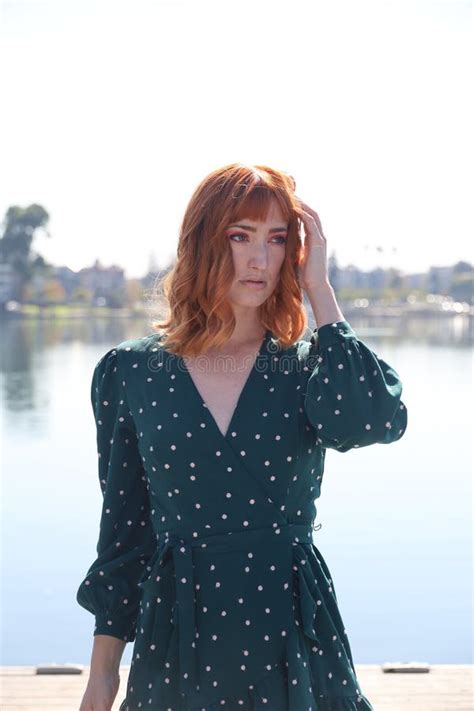 Bella Chica Blanca Con Un Hermoso Vestido Parado Frente A Un Lago Foto
