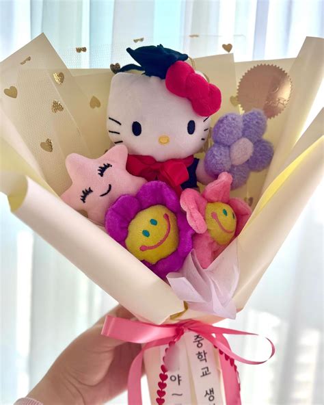 Plumeria 플루메리아 졸업식꽃다발 잔망루피인형 대신 학사모키티인형으로 변경 주문 주신 키티꽃다발💕 ————————————————— ♡주문문의♡ 프로필에