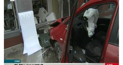 Автомобил се заби в столичен магазин