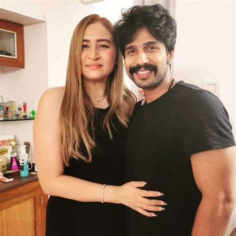 Photos रणवीरनंतर दाक्षिणात्य अभिनेत्यानं केलं न्यूड फोटोशूट पत्नीच