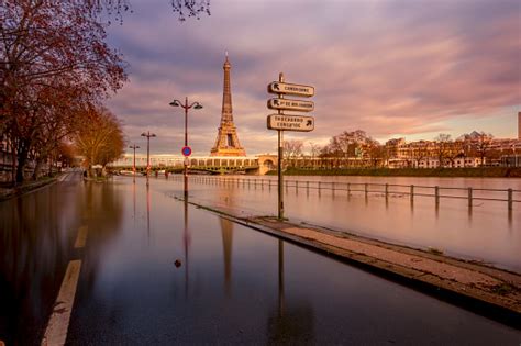 세인 강이 상승하고 기록적인 수준에 가까워지면서 파리 홍수의 전경 배경에 에펠 탑 파리 일 드 프랑스에 대한 스톡 사진 및 기타