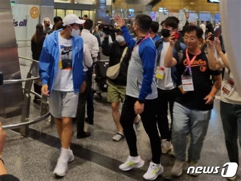월드컵 괴물 수비수 김민재 도하에 떴다자신감 넘치는 미소로 입국 네이트 스포츠