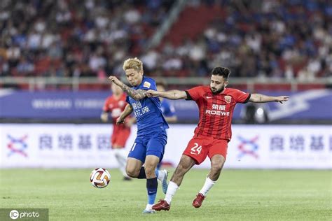 高清：三镇vs海港 武磊带球突破 搜狐大视野 搜狐新闻