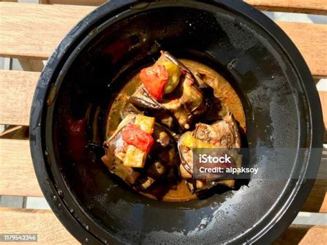 터키어 Islim Kofte 고기와 체리 토마토플라스틱 접시 상자 컨테이너 패키지에 가지 Aubergine 슬라이스에 싸여 코프타 케밥 가지 채소에 대한 스톡 사진 및 기타