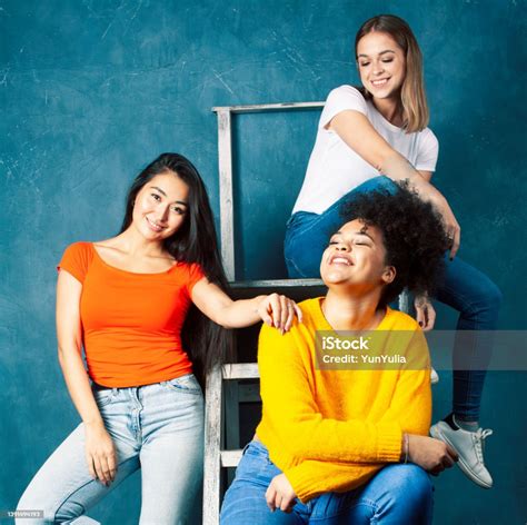 어린 예쁜 여자 학생 함께 교실에서 쾌활한 포즈를 취 친구 다양한 국가 라이프 스타일 교육 사람들 개념 개념에 대한 스톡 사진 및 기타 이미지 Istock