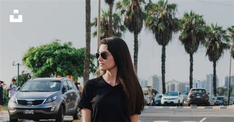 검은 V 넥 셔츠와 파란색 반바지를 입고 회색 콘크리트 도로에 서있는 여자 사진 Unsplash의 무료 리마 지역 이미지