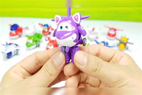 缤纷汽车和小飞侠玩具变换造型小太阳快乐园