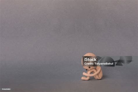 프레 젠 테이 션 슬라이드에 대 한 이랑입니다 사람이 앉고 슬 퍼 하거나 우는 그의 손 가진 그의 발을 잡고 감정에 대한 스톡 사진 및 기타 이미지 Istock